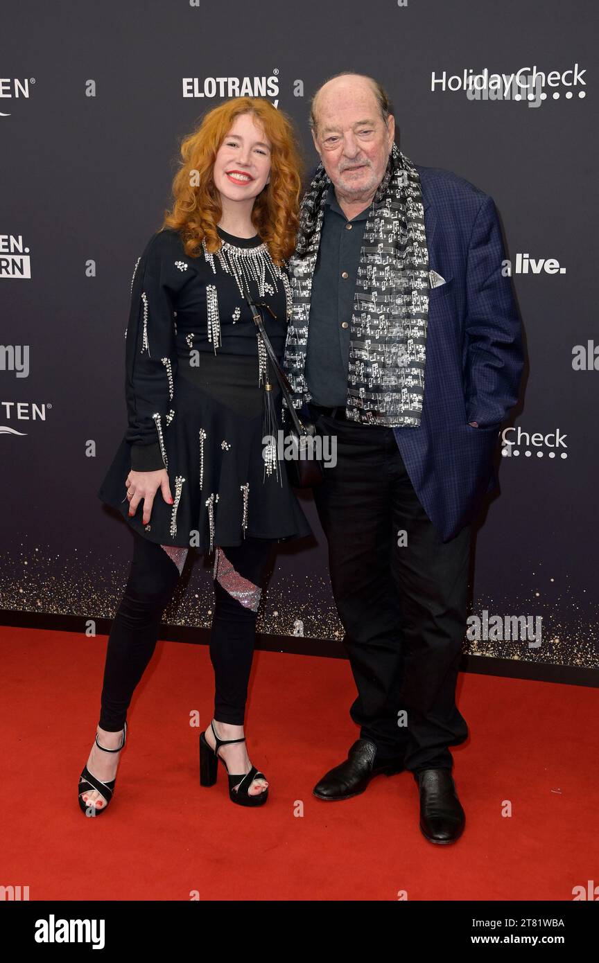 Ralph Siegel mit Ehefrau Laura Käfer bei der 75. Bambi-Verleihung 2023 ...