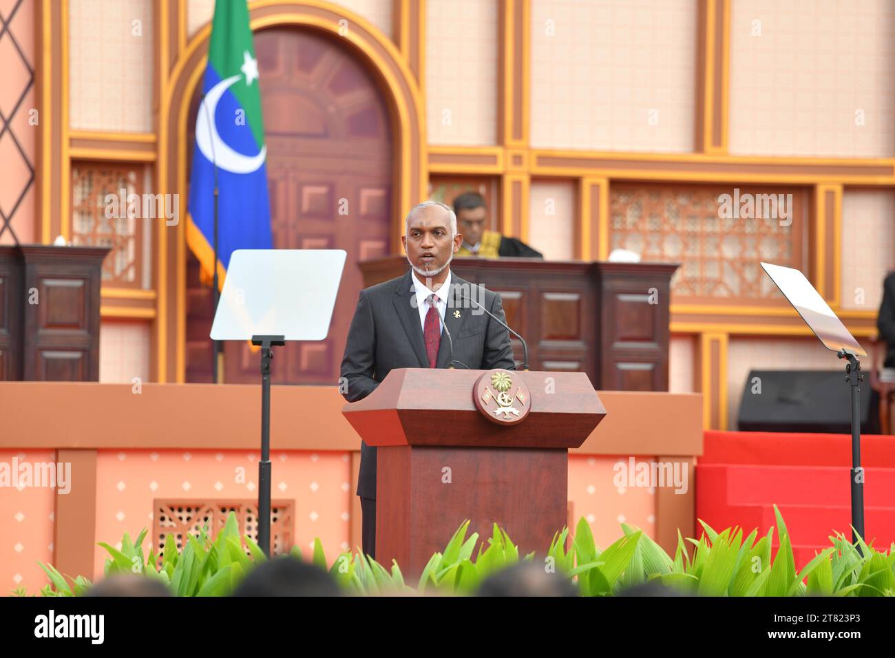 (231118) -- MALE, Nov. 18, 2023 (Xinhua) -- Mohamed Muizzu delivers his ...