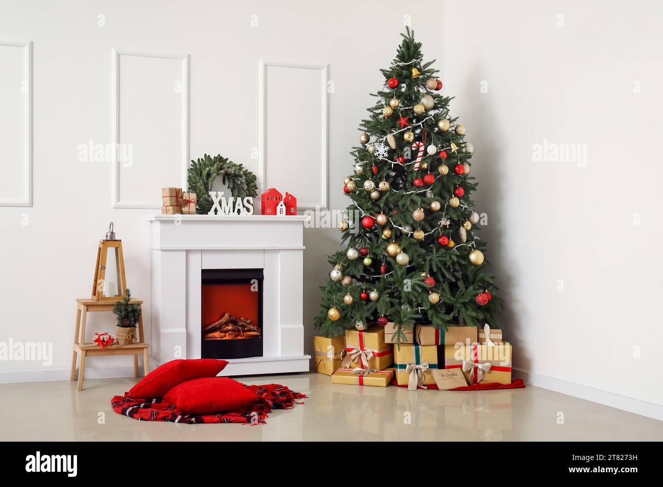 Interior of living room with fireplace and Christmas tree Stock Photo ...