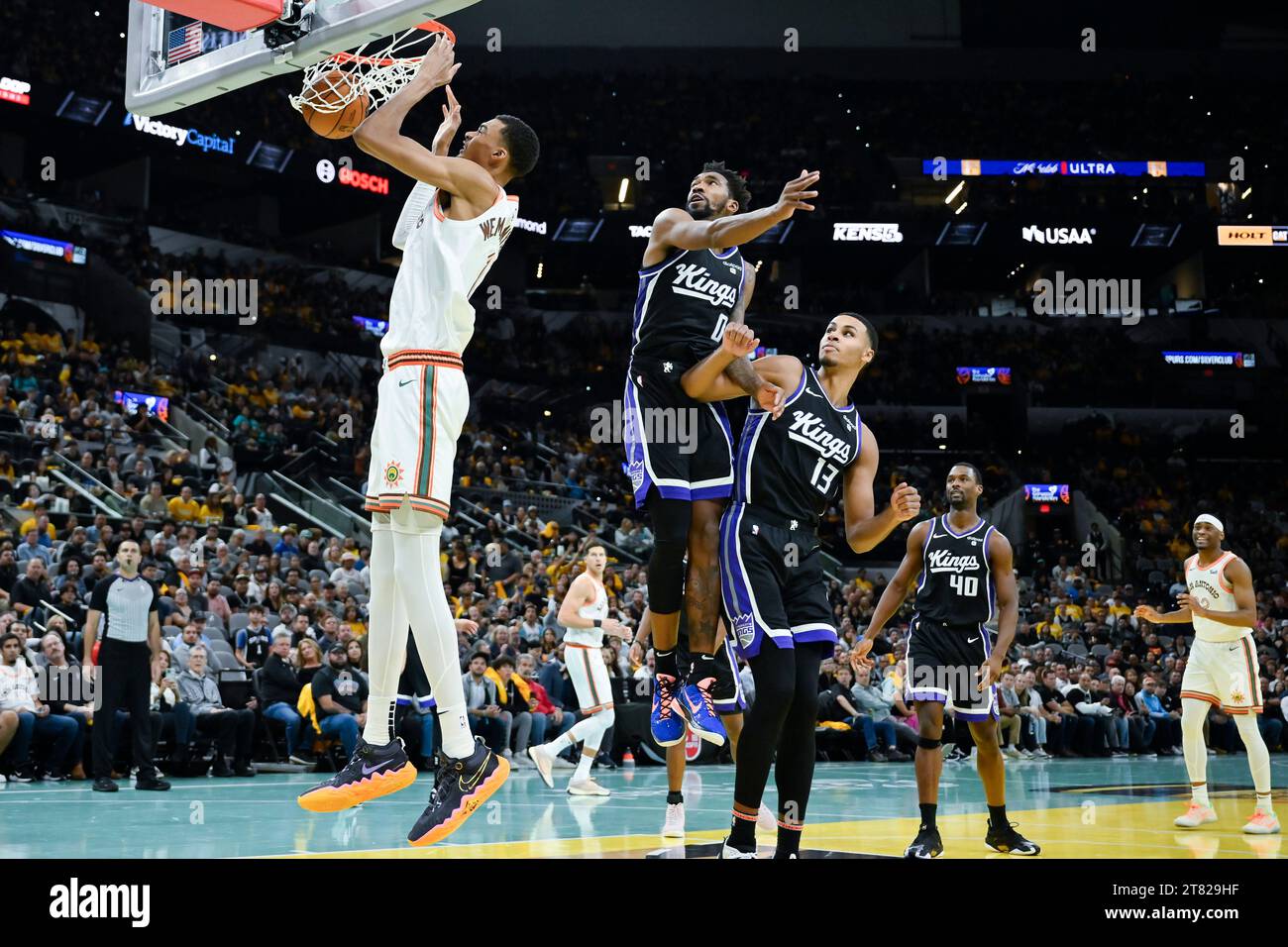 San Antonio Spurs' Victor Wembanyama, left, dunks as Sacramento Kings ...