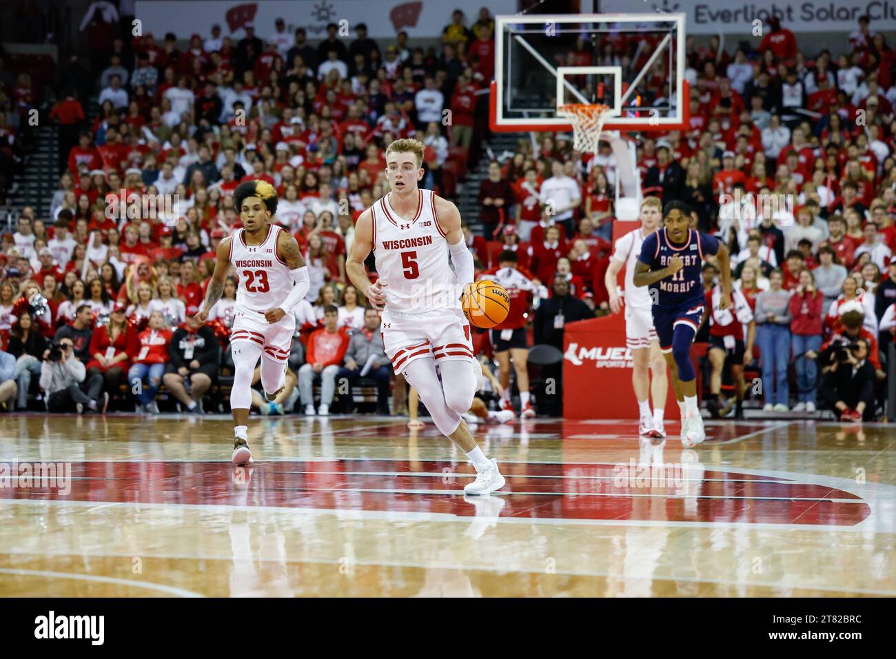 Madison, WI, USA. 17th Nov, 2023. Wisconsin Badgers forward Tyler Wahl ...