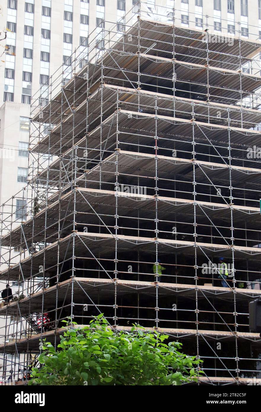 New York, NY, USA. 17th Nov, 2023. View of scaffolding surrounding the ...
