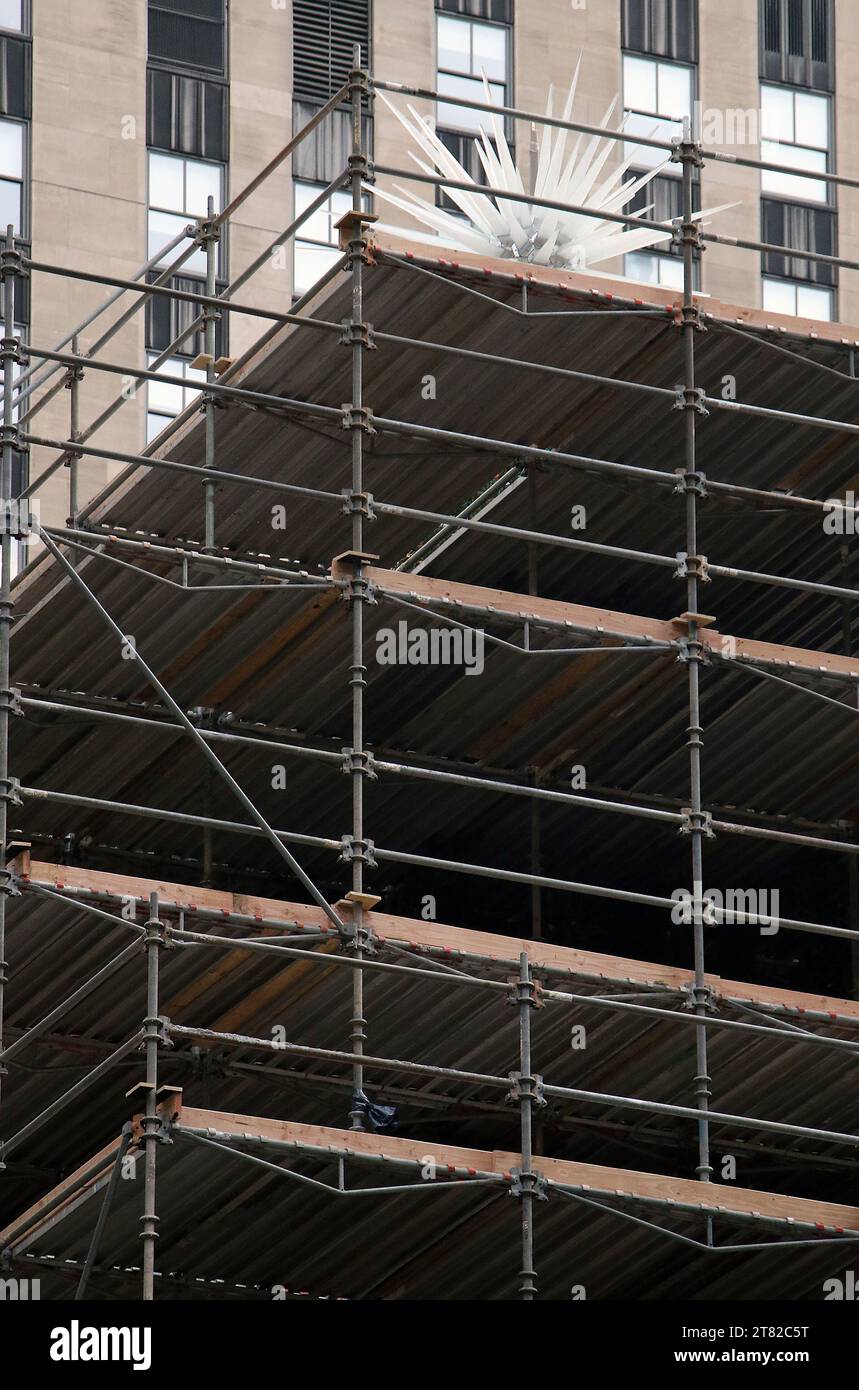 New York, NY, USA. 17th Nov, 2023. View of scaffolding surrounding the ...