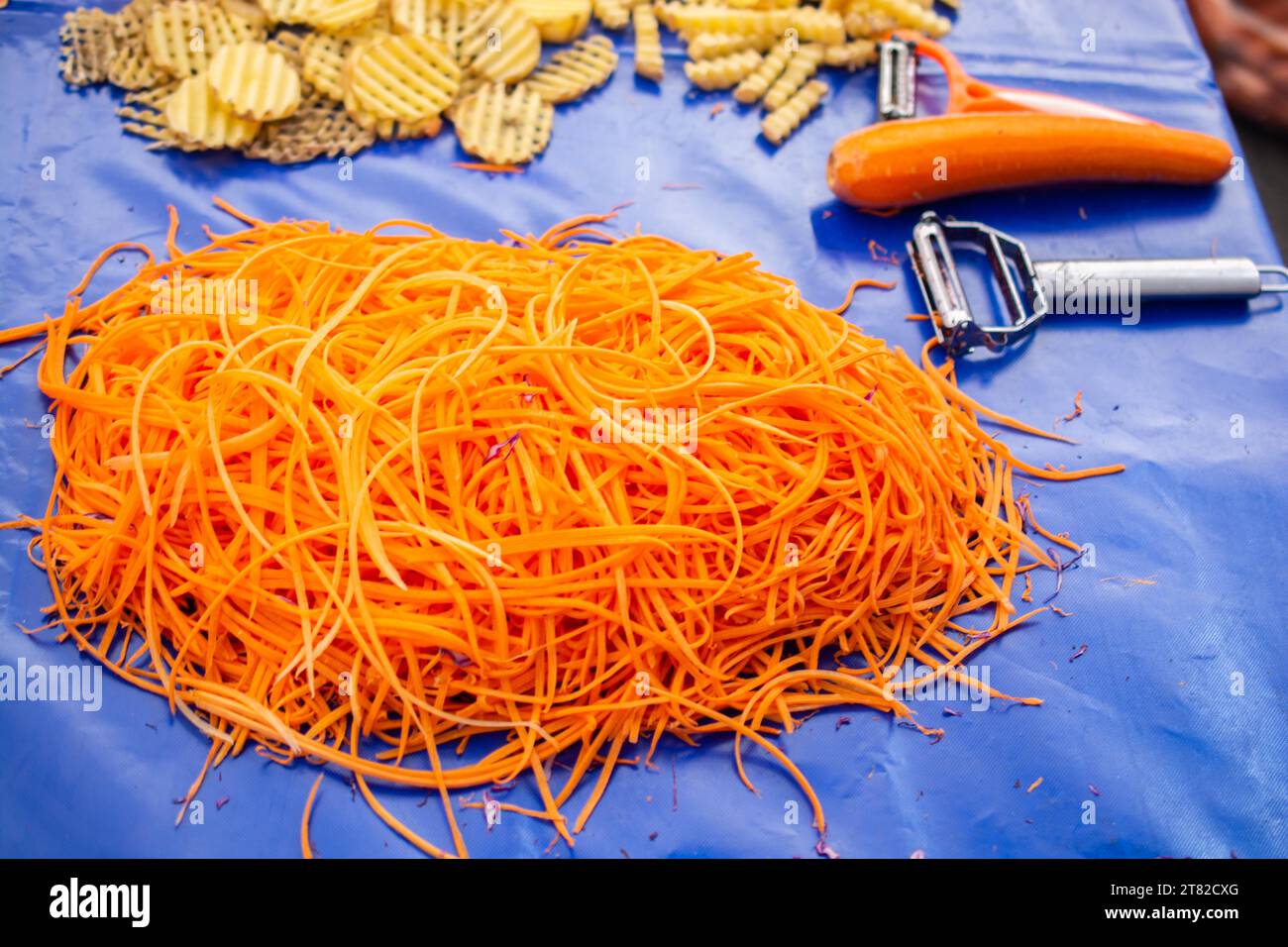 Texture background of fresh large grated carrots Stock Photo - Alamy