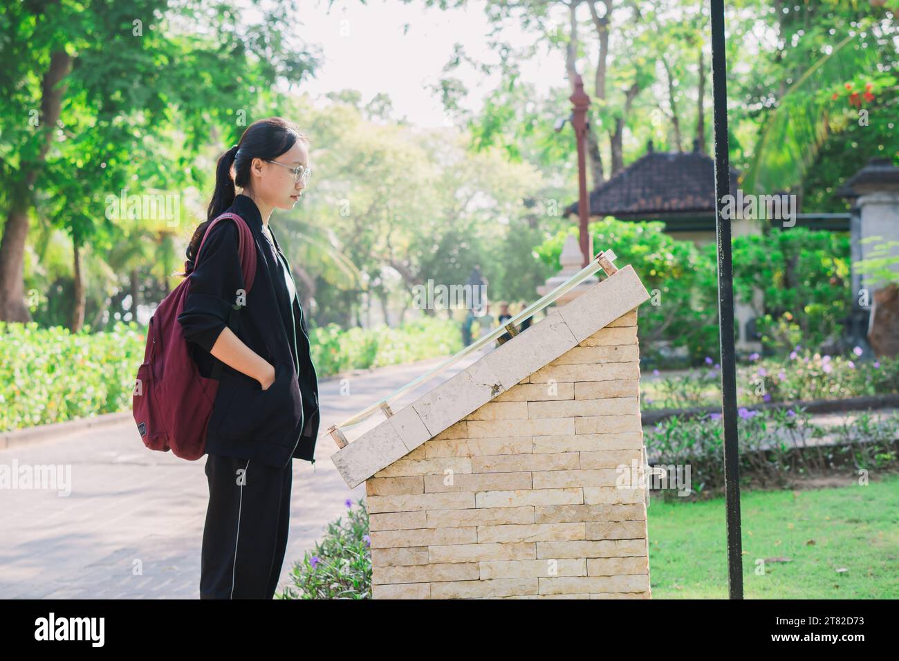 girl looking map, tourist searching way, traveling Stock Photo - Alamy