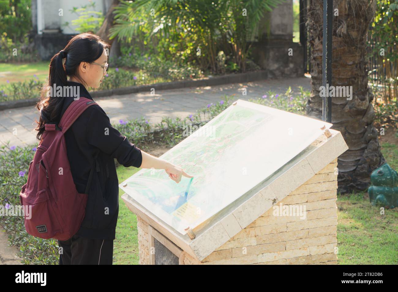 girl looking map, tourist searching way, traveling Stock Photo - Alamy