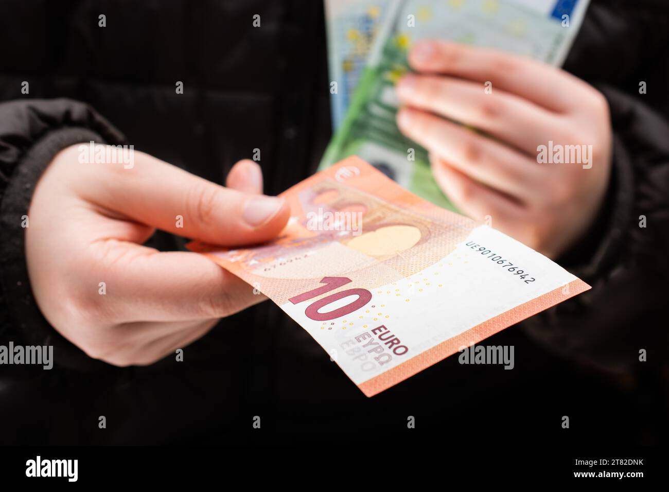 Hand giving euro banknotes hi-res stock photography and images - Alamy
