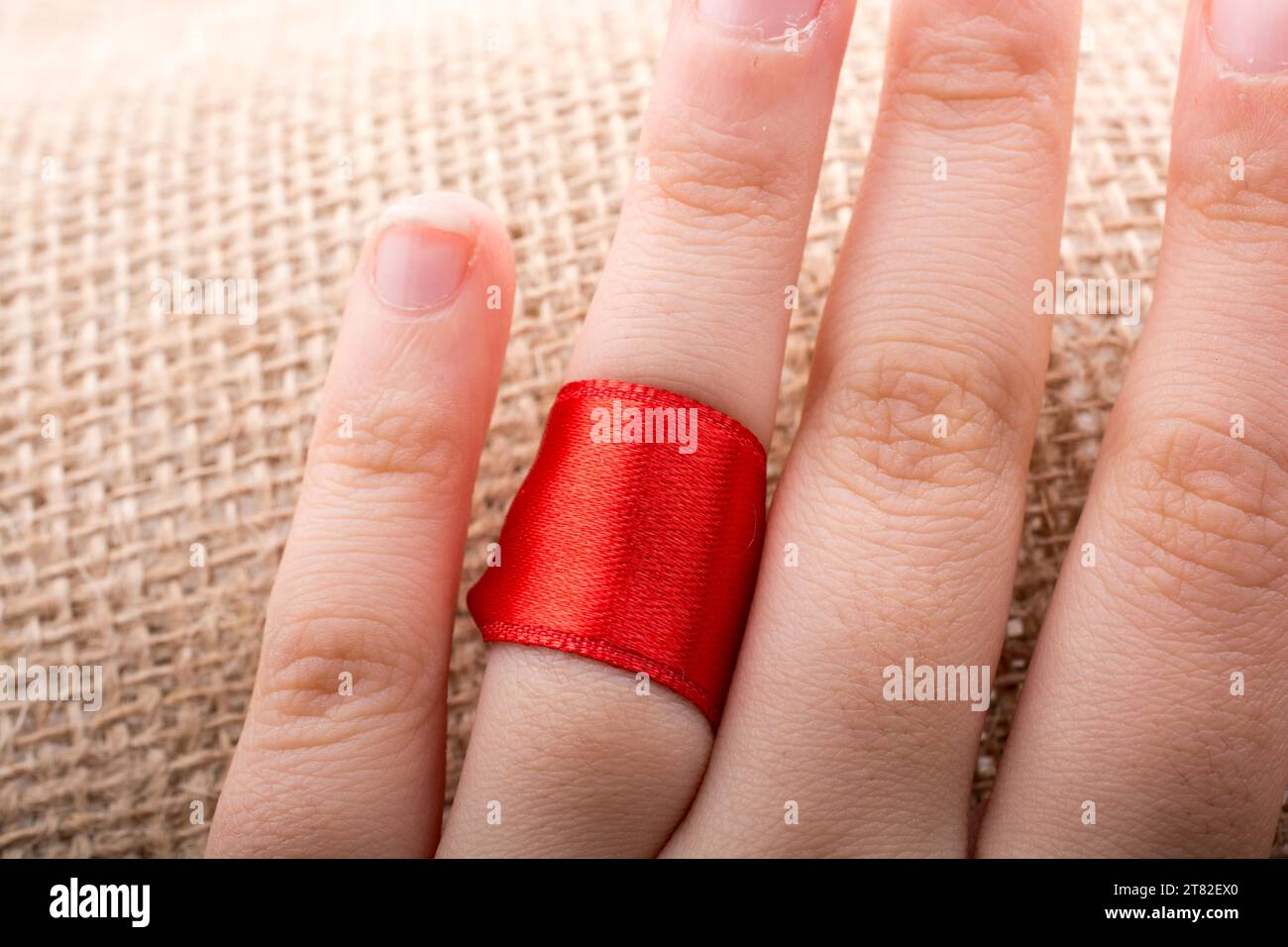 String tied around finger hi-res stock photography and images - Alamy