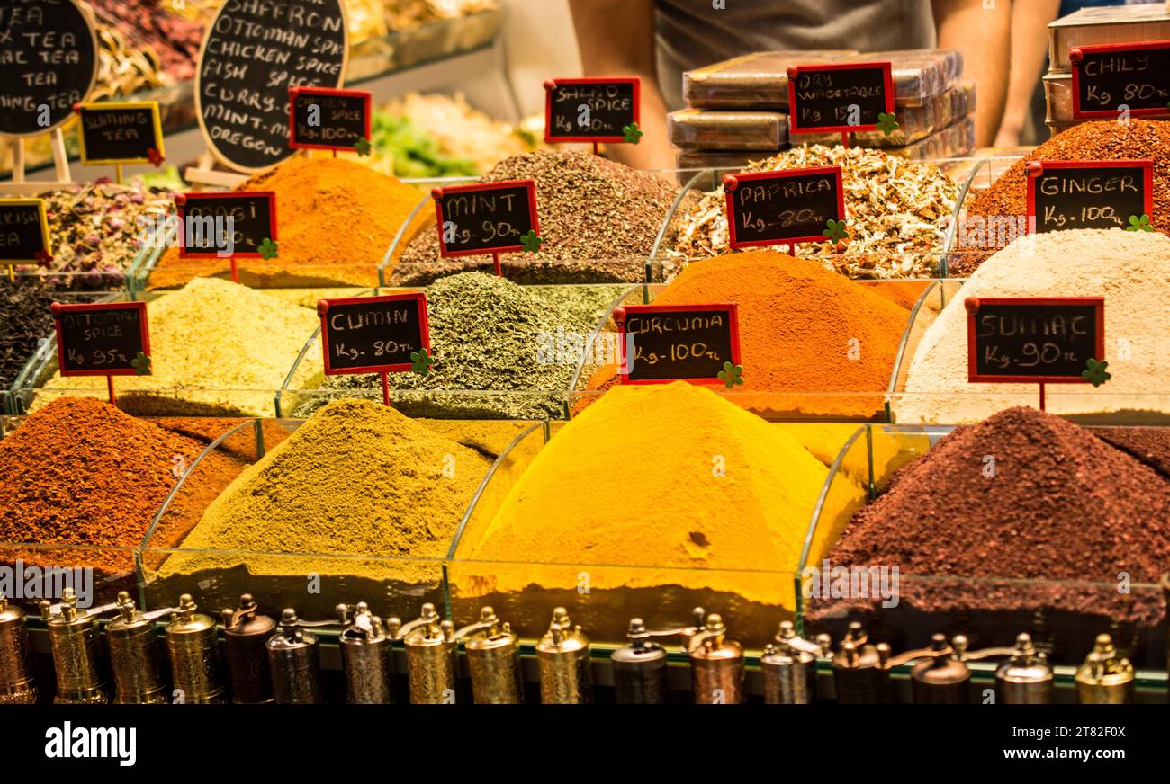 Oriental colorful spices in a traditional Turkish Spice Bazaar Stock ...