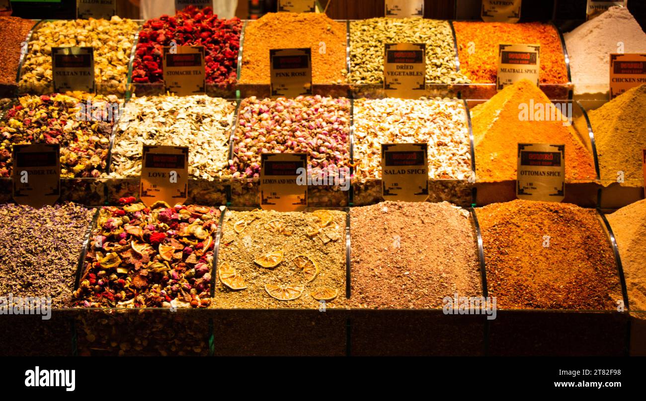 Oriental colorful spices in a traditional Turkish Spice Bazaar Stock ...