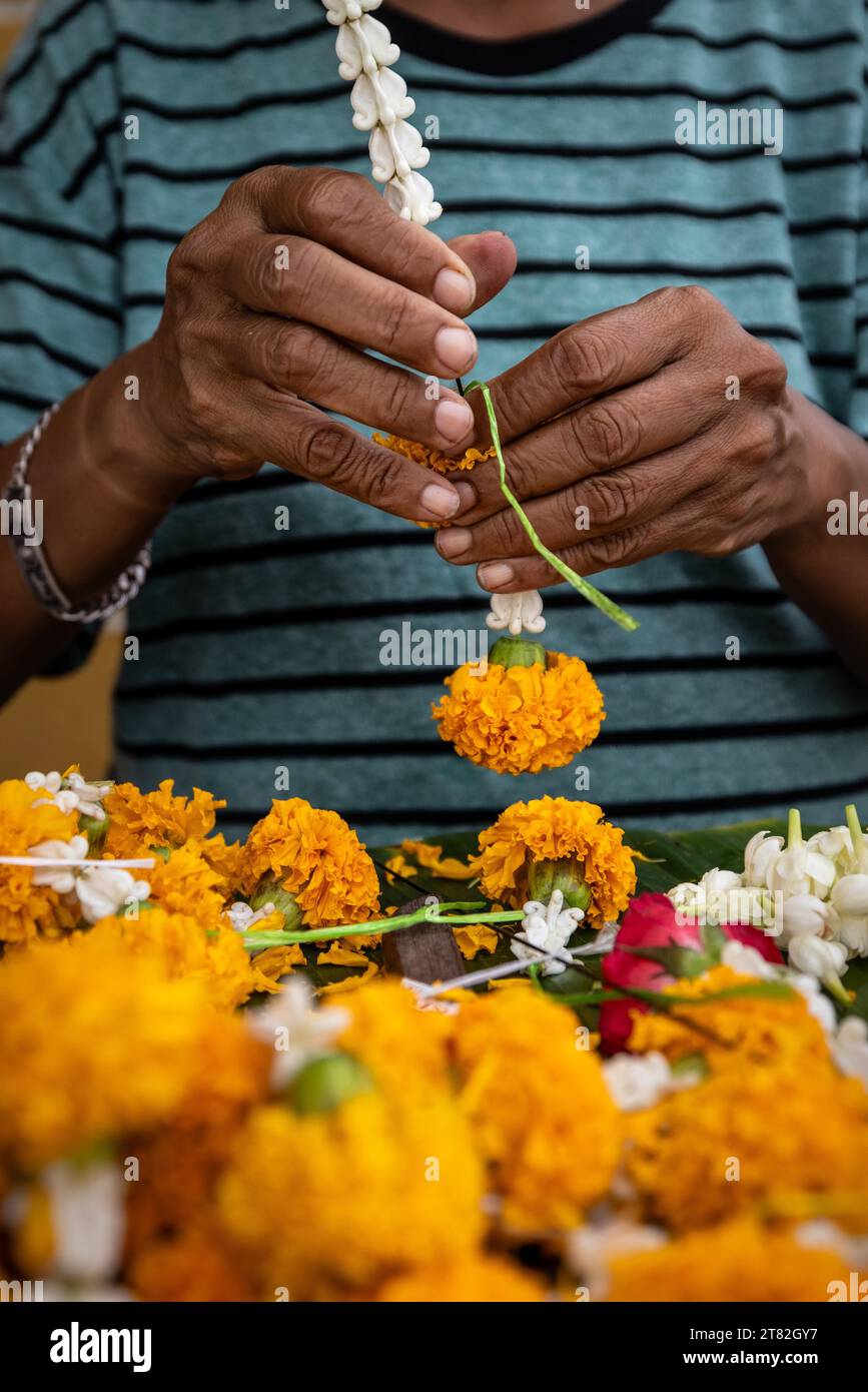 Flower wreath, flowers, necklace, yellow, religion, Buddhism, temple ...