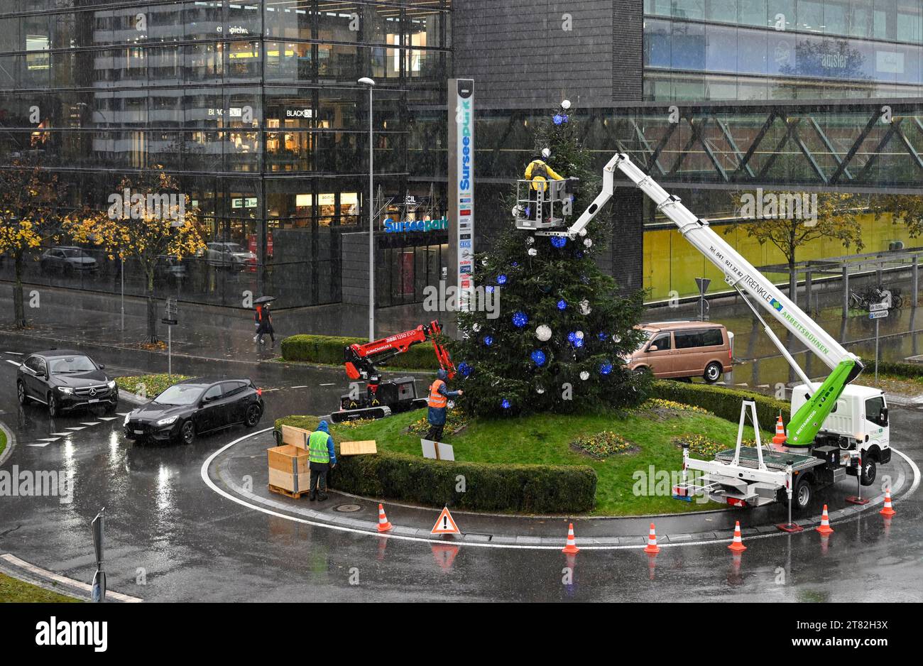 Roundabout Christmas decorations Christmas tree decorations Lifting ...