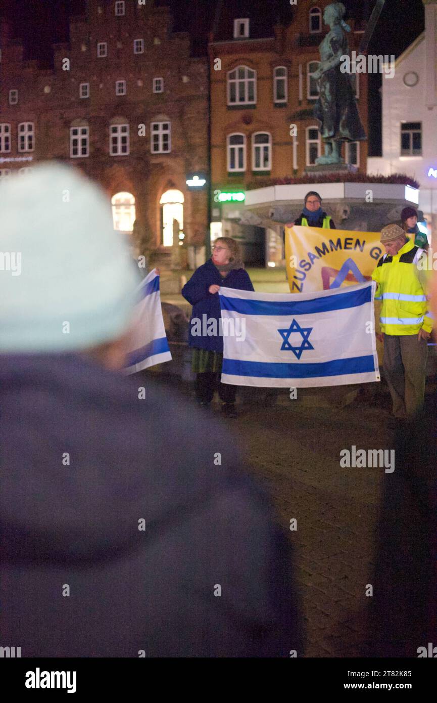 Husum, Schleswig-Holstein Personen halten Israel-Fahne vor sich. Im ...