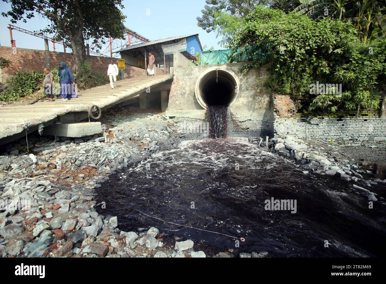 Dhaka, Bangladesh. 18th Nov, 2023. Wastewater containing fabric dye is ...