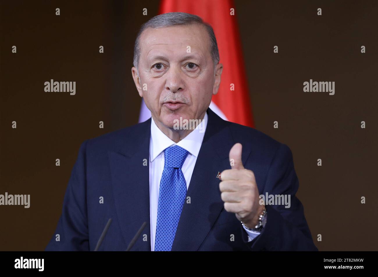 Daumen auf hi-res stock photography and images - Alamy