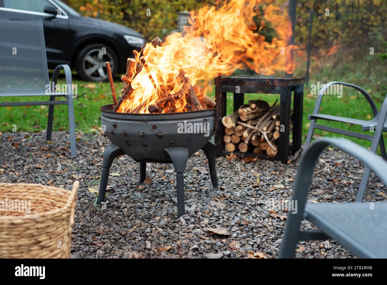 Backyard fire pit tree wood hi-res stock photography and images - Alamy