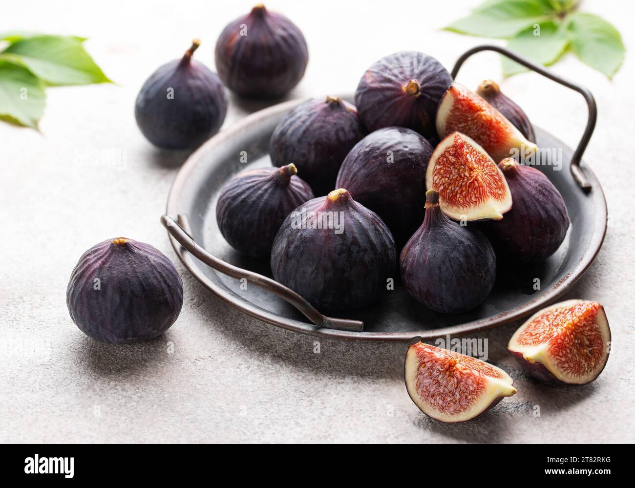 Whole and sliced fresh ripe figs Stock Photo - Alamy