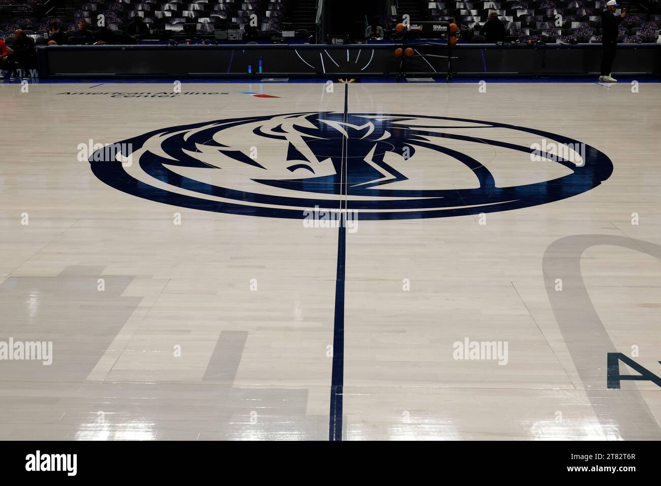 The Dallas Mavericks logo with the Dallas skyline on center court at ...