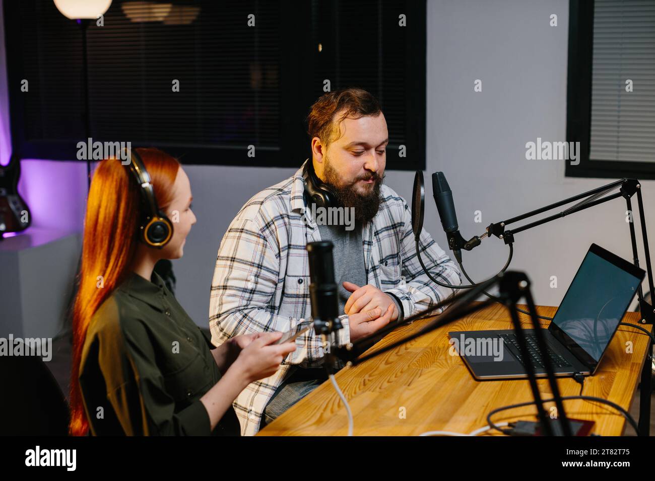 Radio presenters hi-res stock photography and images - Alamy