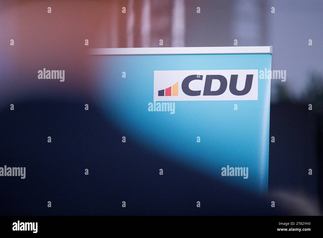 17.11.2023 - Carsten Linnemann CDU in Bielefeld: Ein Logo der Partei ...
