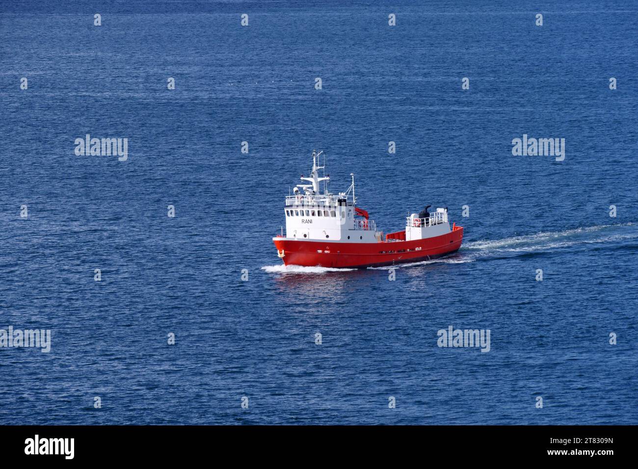 Schiffsverkehr - MS Rani Frachter leauft in den Hafen von Bergen ...