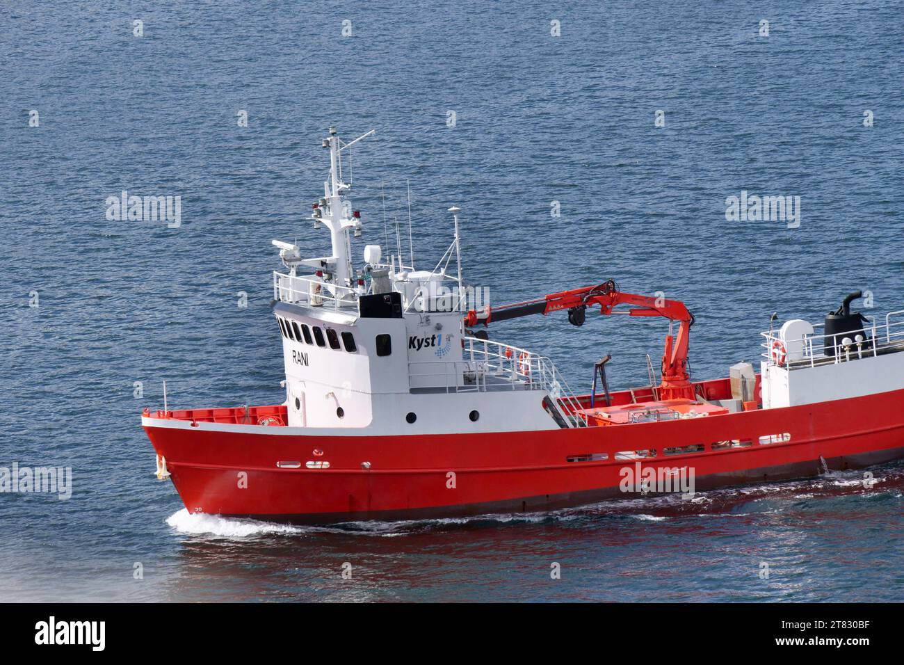 Schiffsverkehr - MS Rani Frachter leauft in den Hafen von Bergen ...