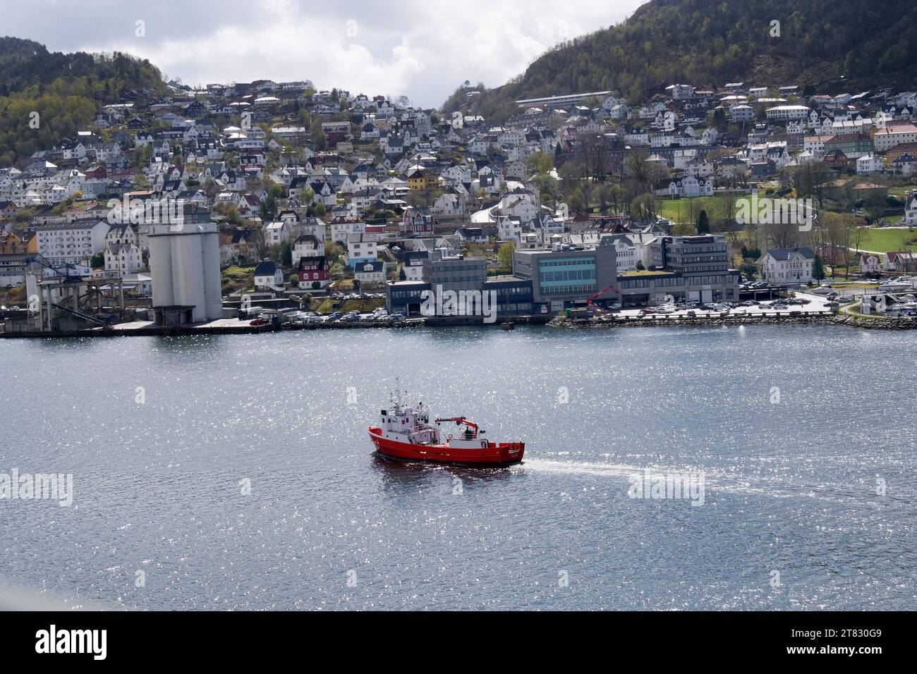 Schiffsverkehr - MS Rani Frachter leauft in den Hafen von Bergen ...