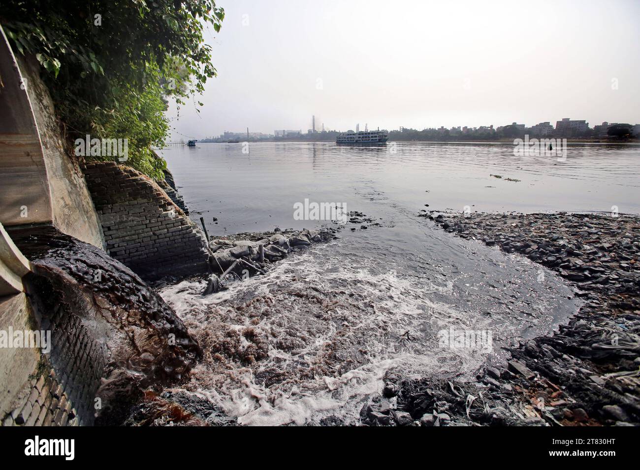 Ohne Umweltstandards: Verschmutzter Fluss in Dhaka, Bangladesch ...