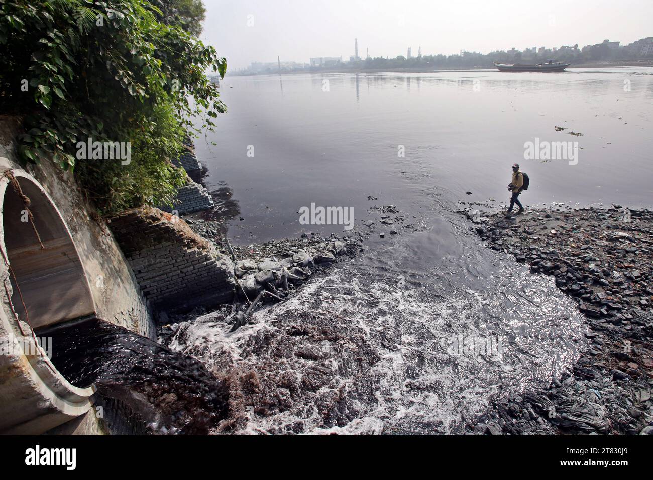 Ohne Umweltstandards: Verschmutzter Fluss in Dhaka, Bangladesch ...