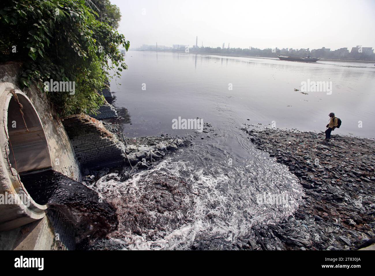 Ohne Umweltstandards: Verschmutzter Fluss in Dhaka, Bangladesch Wastewater containing fabric dye ...