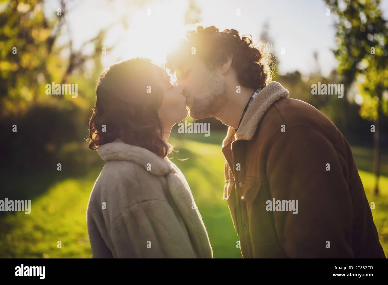 Couple kissing winter outdoor hi-res stock photography and images - Alamy
