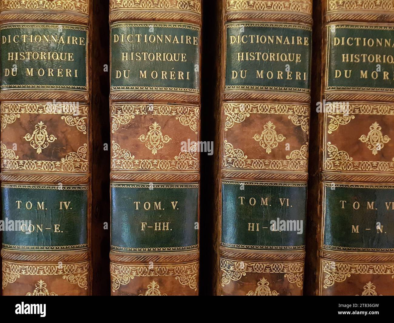 Vintage book spines hi-res stock photography and images - Alamy
