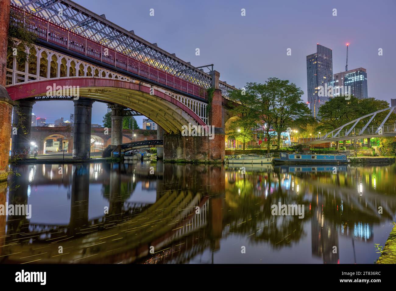 The famous Castlefield Viaduct in Manchester, UK, at night Stock Photo ...