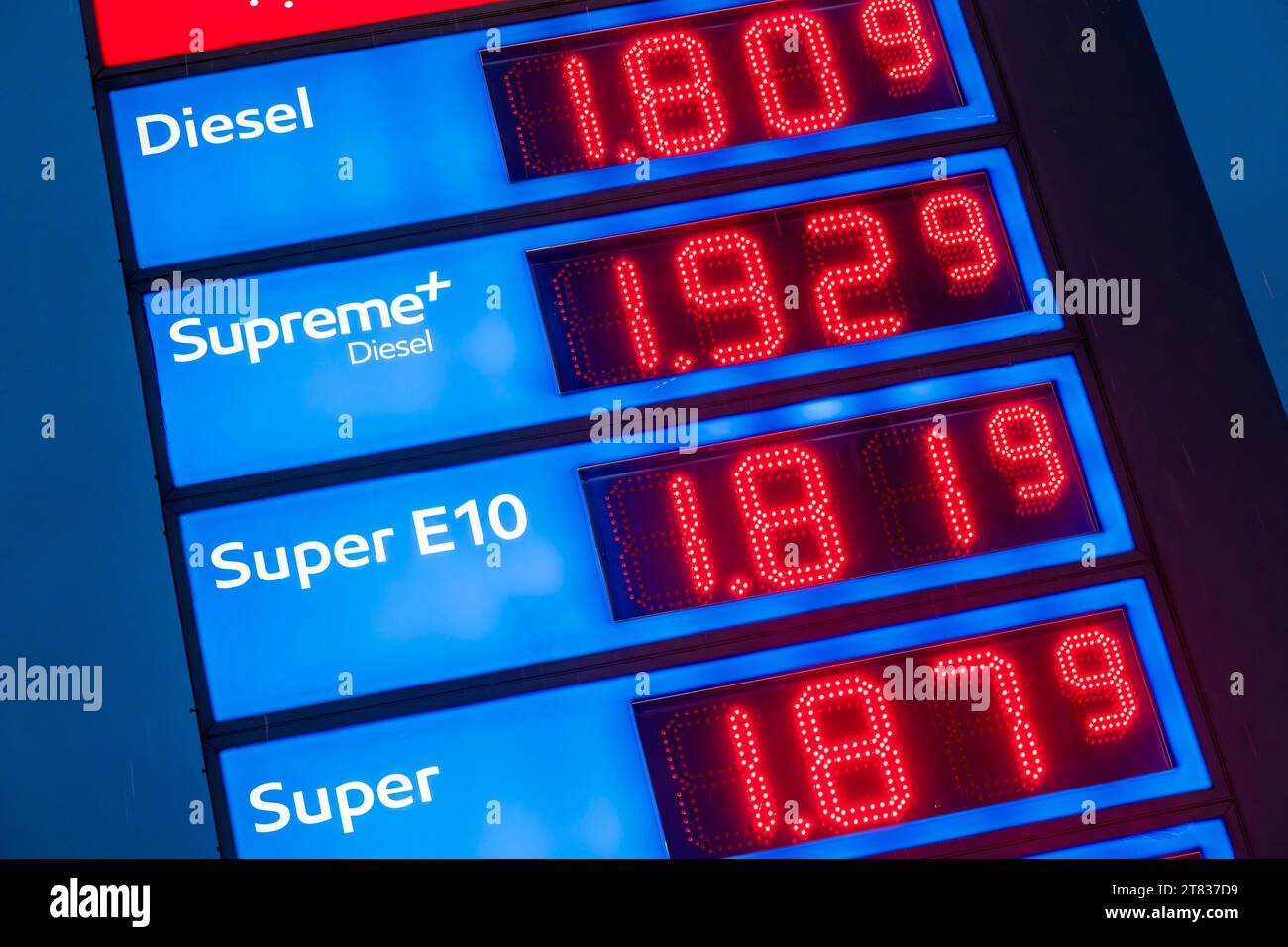 Benzinpreise, Esso Tankstelle abends, Weilheim, November 2023 ...