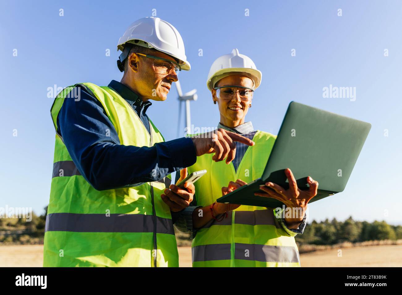 Maintenance engineers working wind hi-res stock photography and images ...