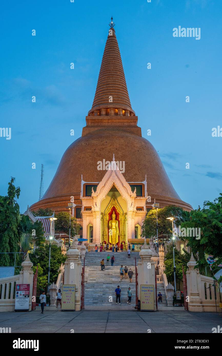 Phra Pathom Chedi Ratchaworamahawihan in Nakhon Pathom Thailand Asia ...