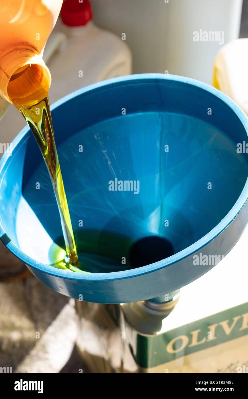 Frisch gepresstes Olivenoel wird am 5. November in Nea Artaki auf ...