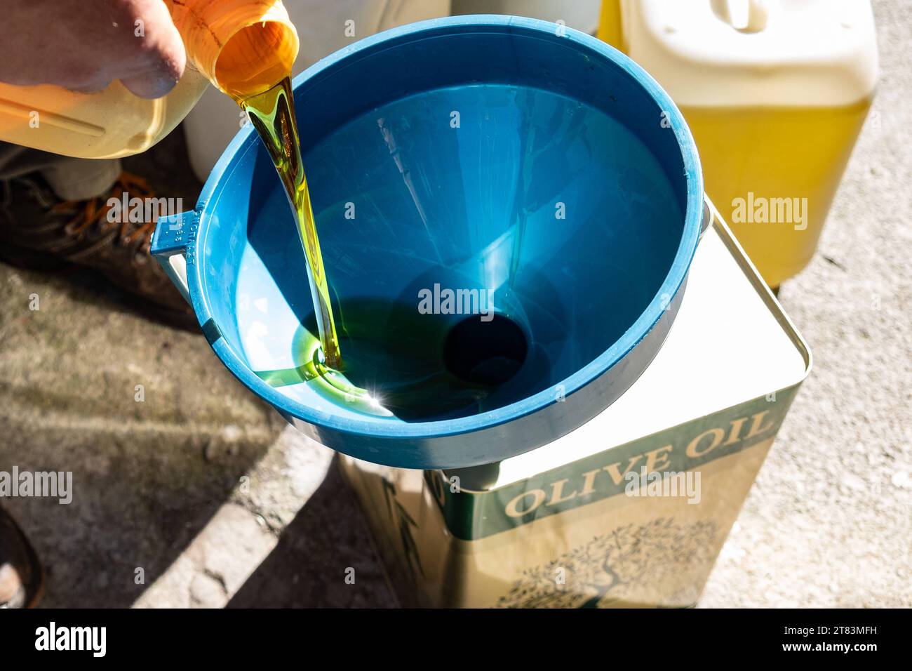 Frisch gepresstes Olivenoel wird am 5. November in Nea Artaki auf ...