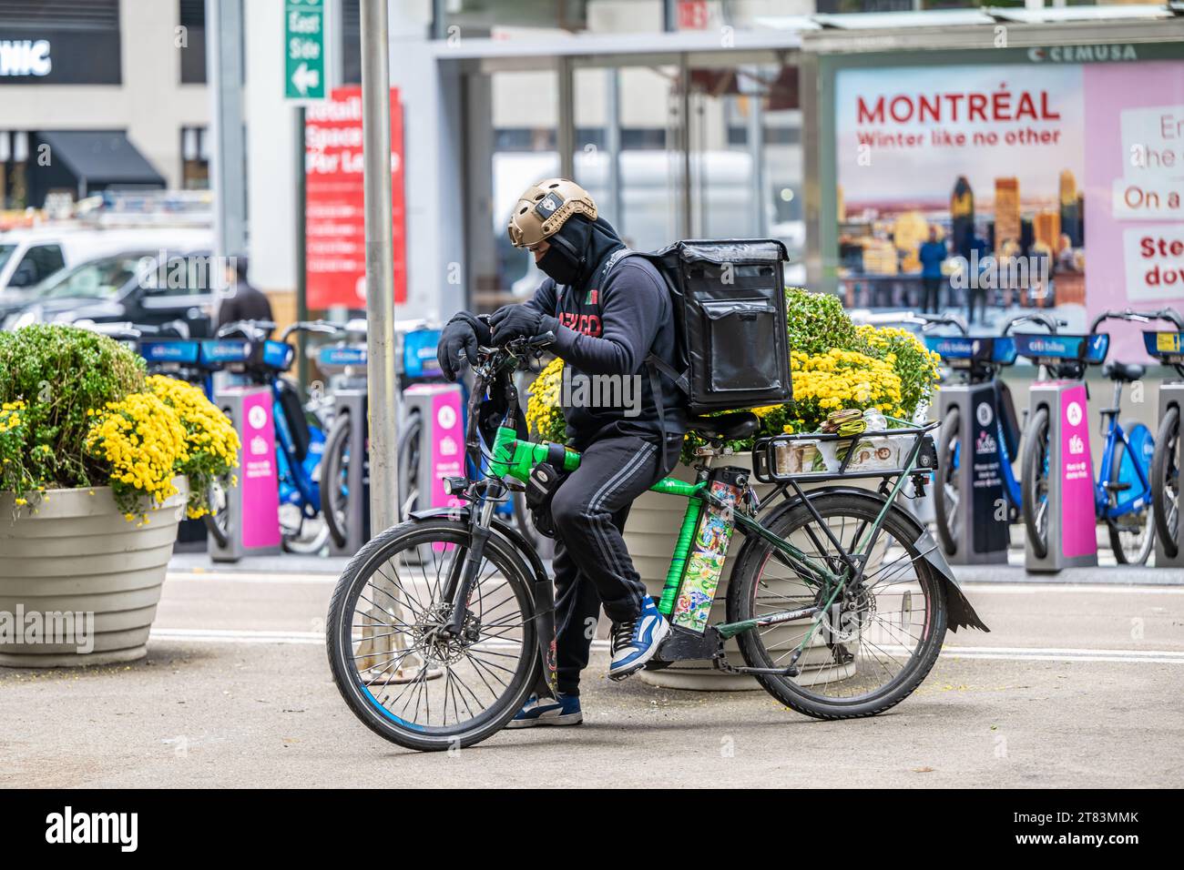 Bike delivery man in new york hi-res stock photography and images - Alamy