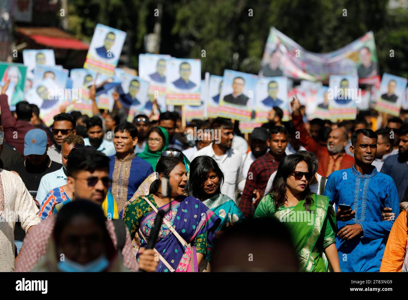 Crowd of office workers party hi-res stock photography and images - Alamy