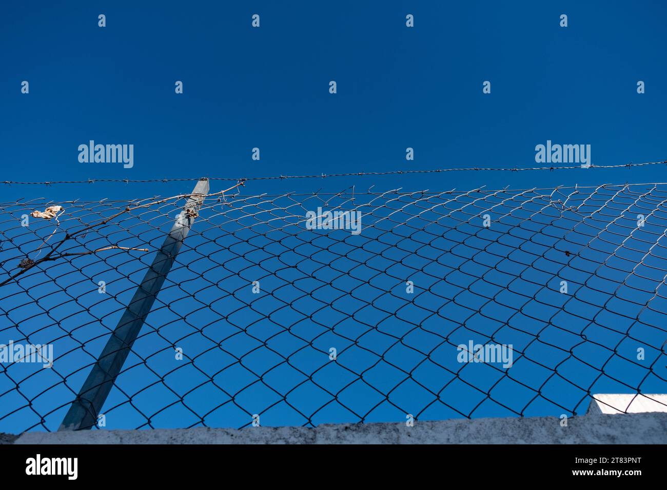 Maschendrahtzaun mit Stacheldraht in Nea Artaki am 17. November 2023 ...