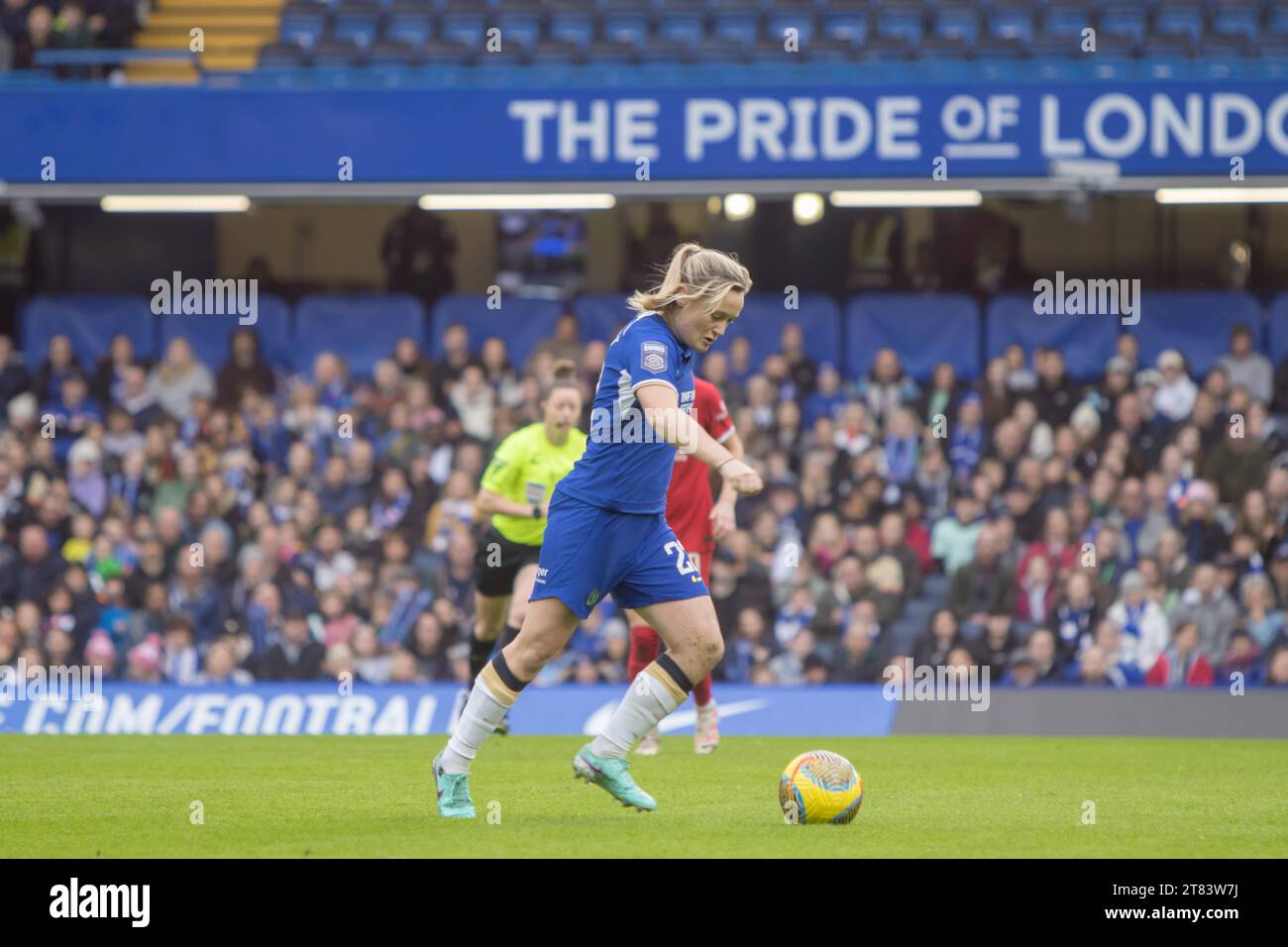 Chelsea, UK. 18th Nov, 2023. Erin Cuthbert (22 Chelsea) in action ...