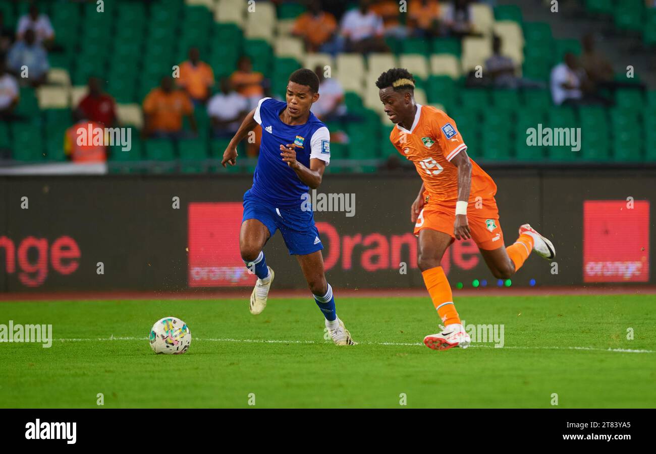 the Ivorian Simon Adingra in a duel with a Seychellois player Stock ...