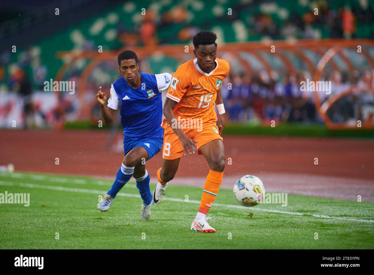 the Ivorian Simon Adingra in a duel with a Seychellois player Stock ...