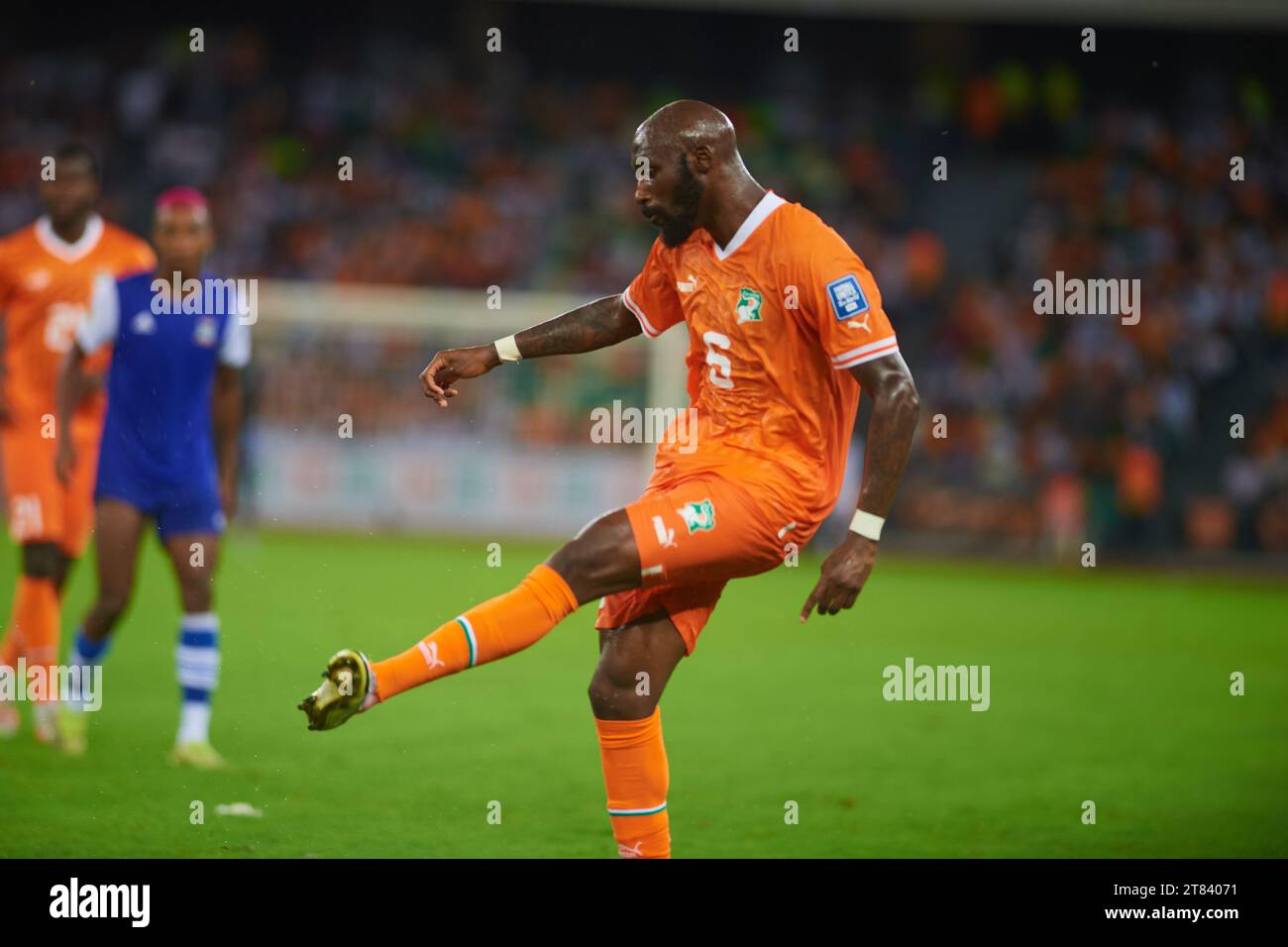 Ivorian Seko Fofana making a pass for his teammate Stock Photo - Alamy