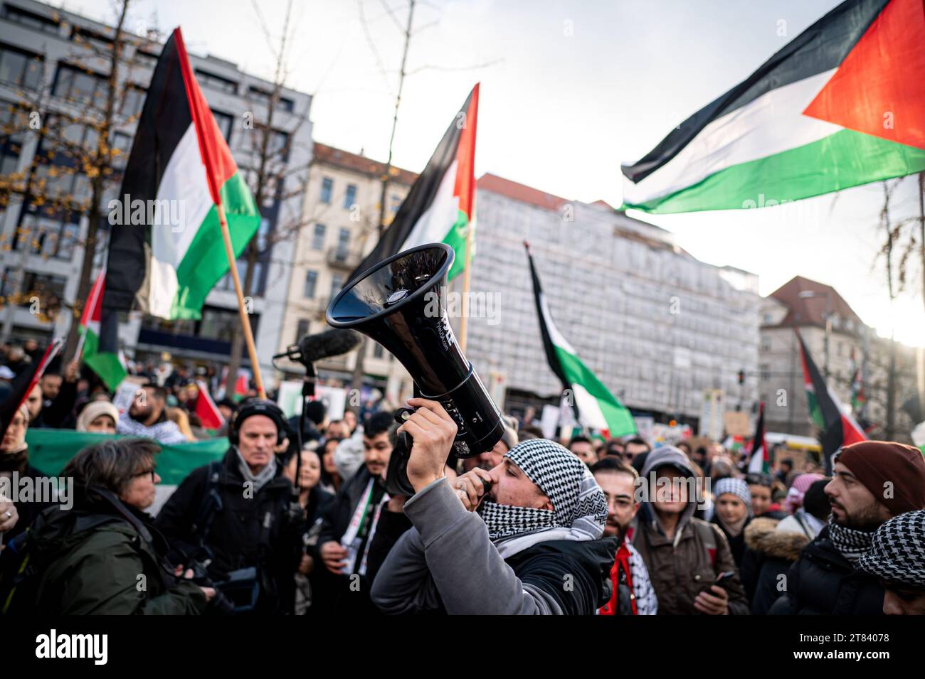 Berlin, Germany. 18th Nov, 2023. A man shouts into a megaphone at a ...