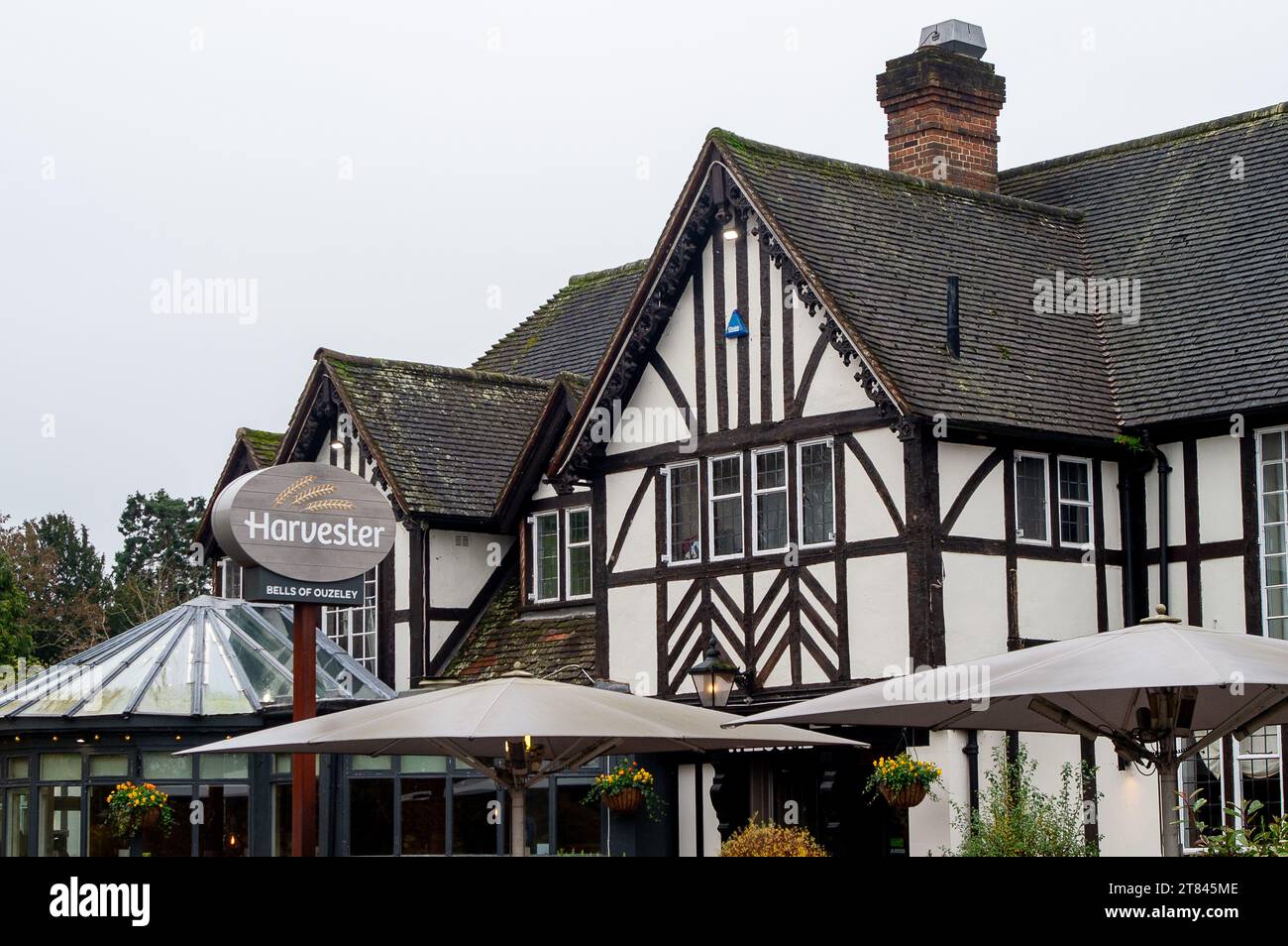 Harvester pub hi-res stock photography and images - Alamy