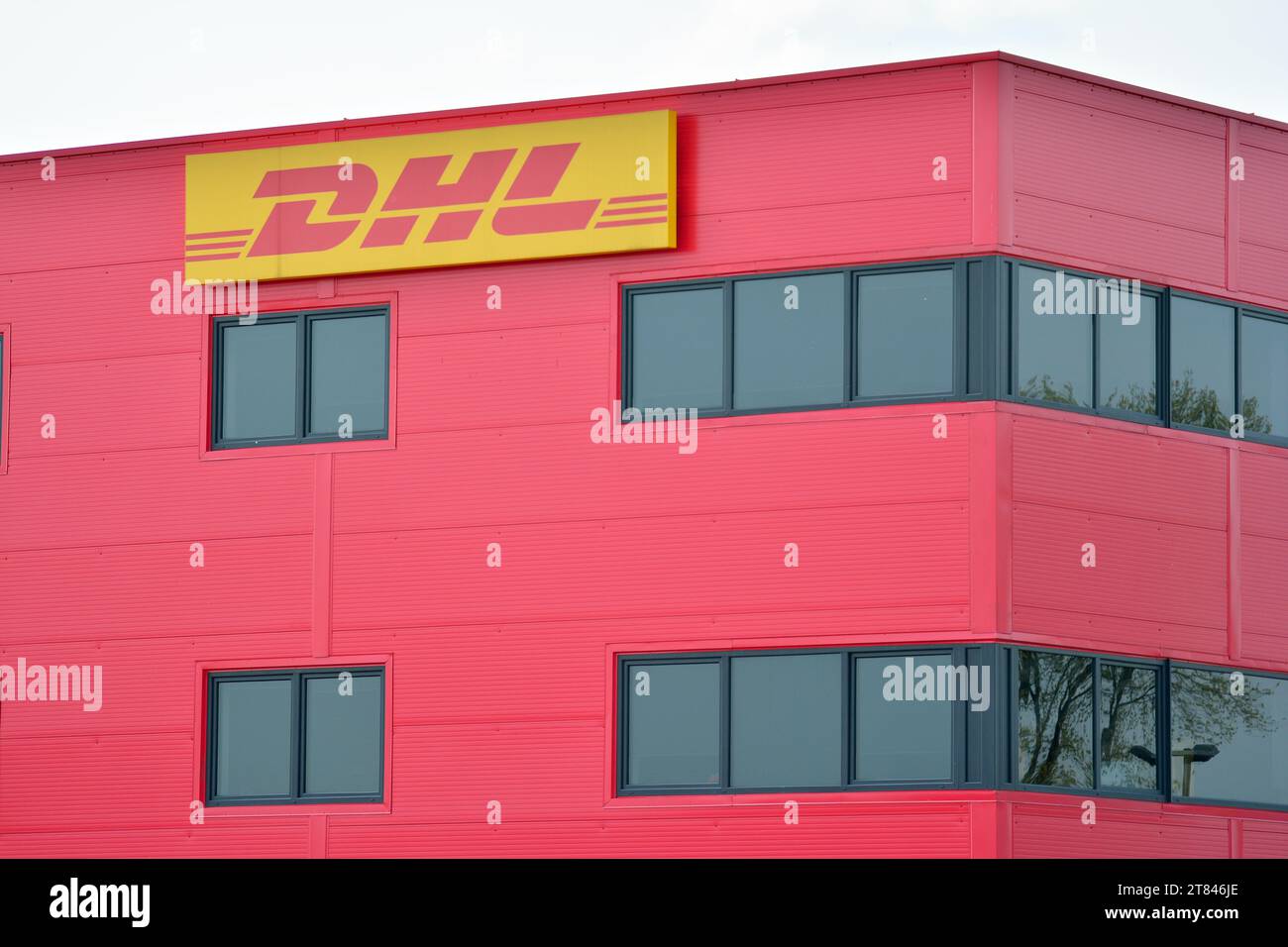 Dhl signage hi-res stock photography and images - Alamy