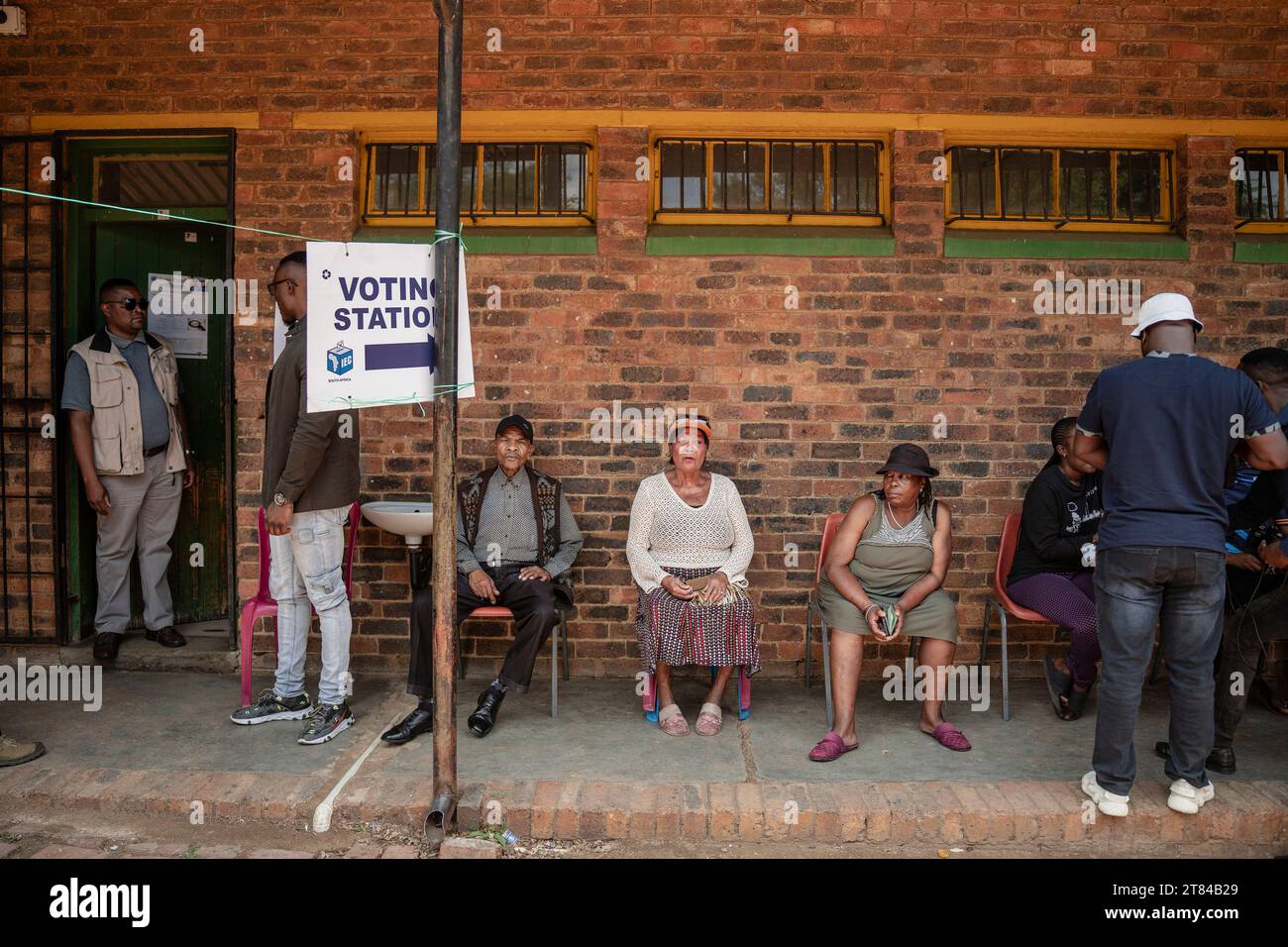Johannesburg, South Africa. 18th Nov, 2023. People wait for voter ...