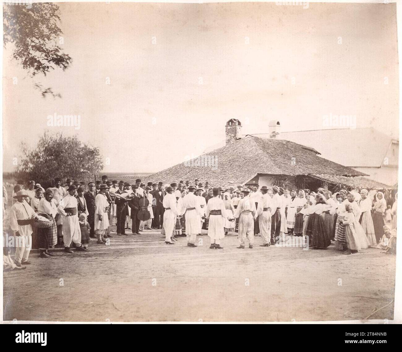 Franz Duschek Romanian album: Kolo dancers, musicians and watching ...